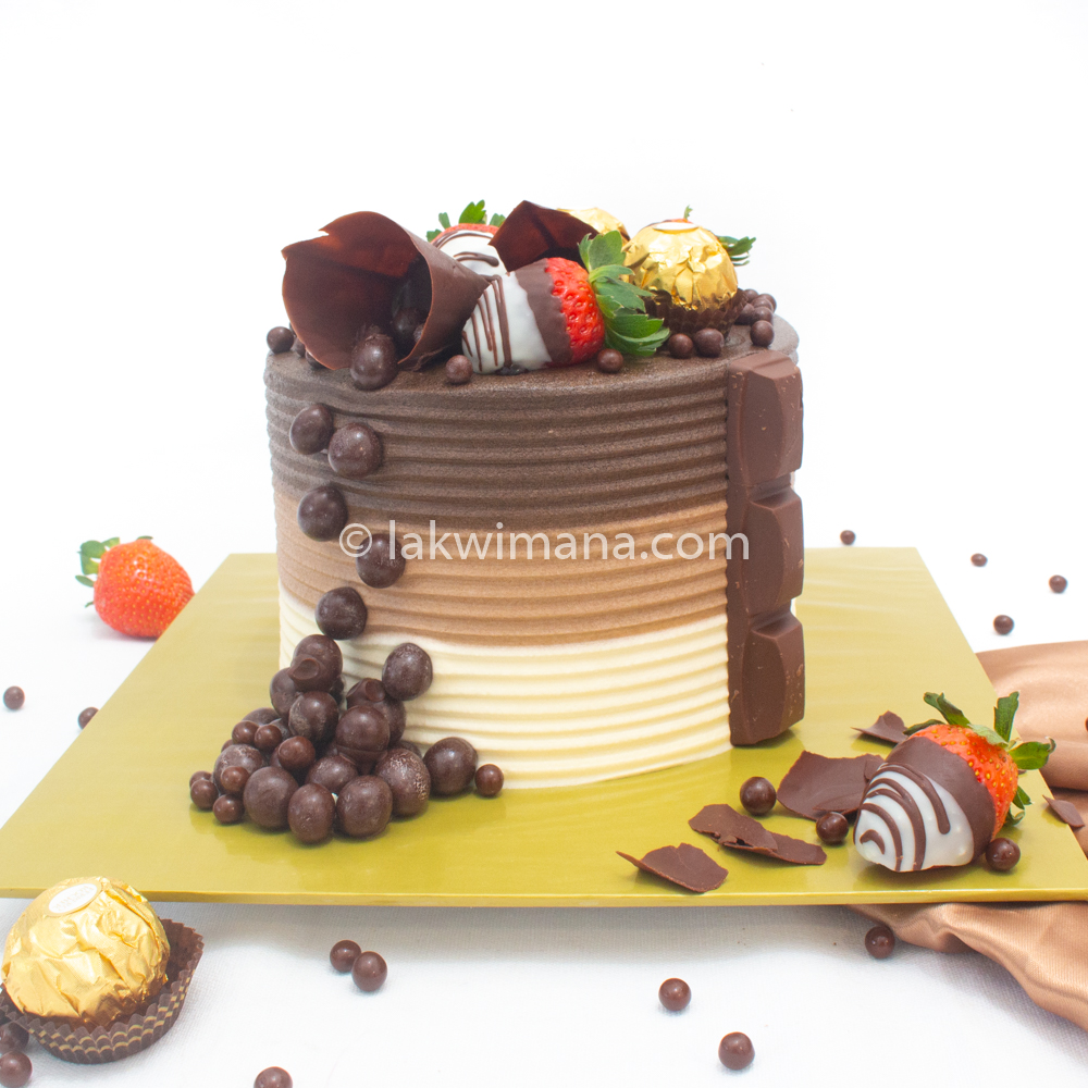 Divinity Fountain Chocolate Cake 3lb, Lakwimana