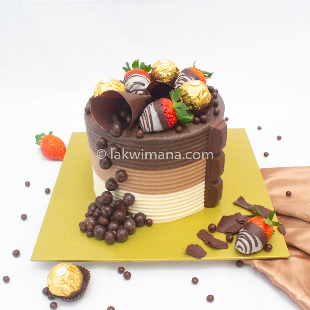Divinity Fountain Chocolate Cake 3lb, Lakwimana