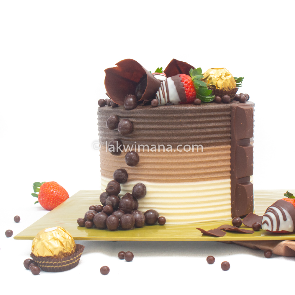 Divinity Fountain Chocolate Cake 3lb, Lakwimana