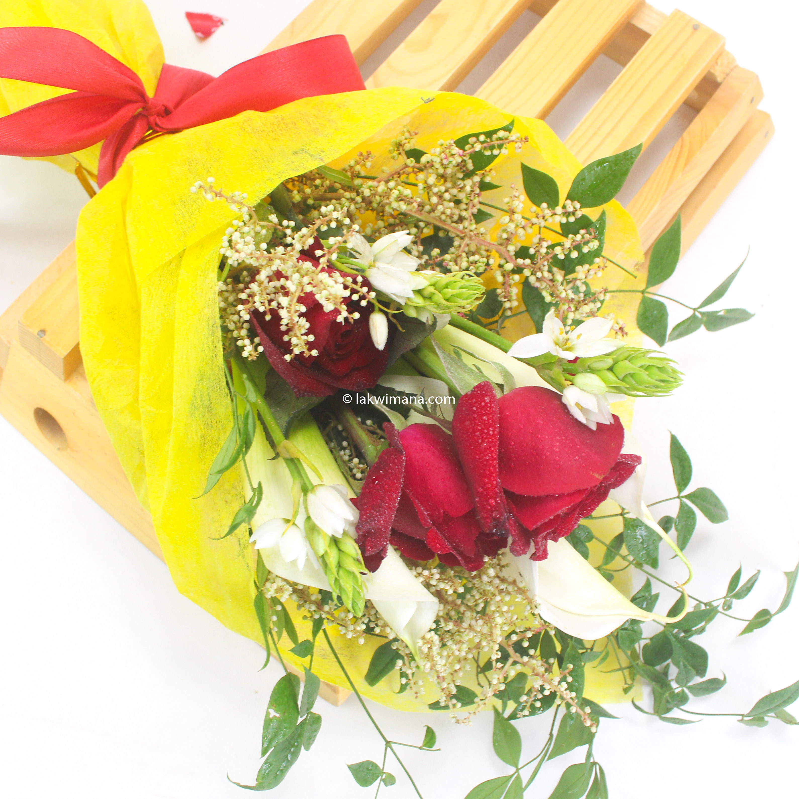 Red Roses with Lilies Bouquet, Lakwimana